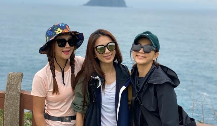 S.H.E姐妹情深！素颜合体踏青庆Hebe 37岁生日 - 娱乐 - 国外娱乐 - 中港台